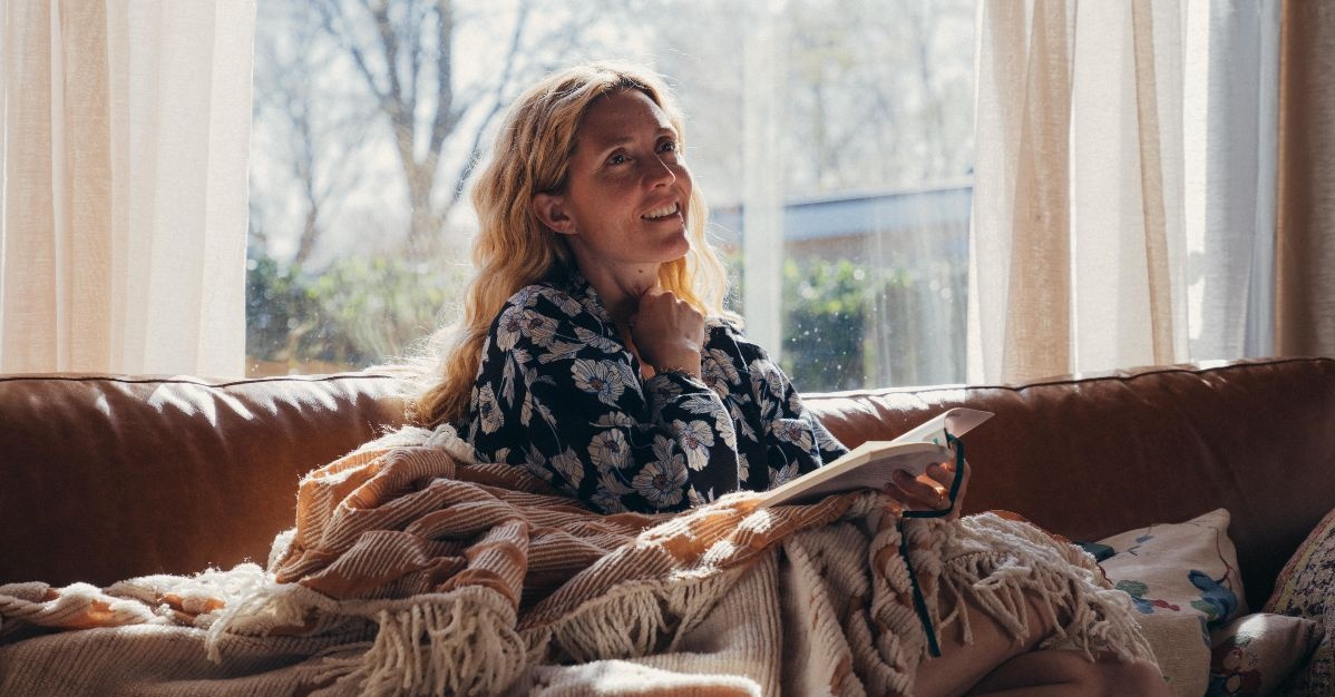 Découvrez les premières images de la série Chouchou avec Evelyne Brochu ...