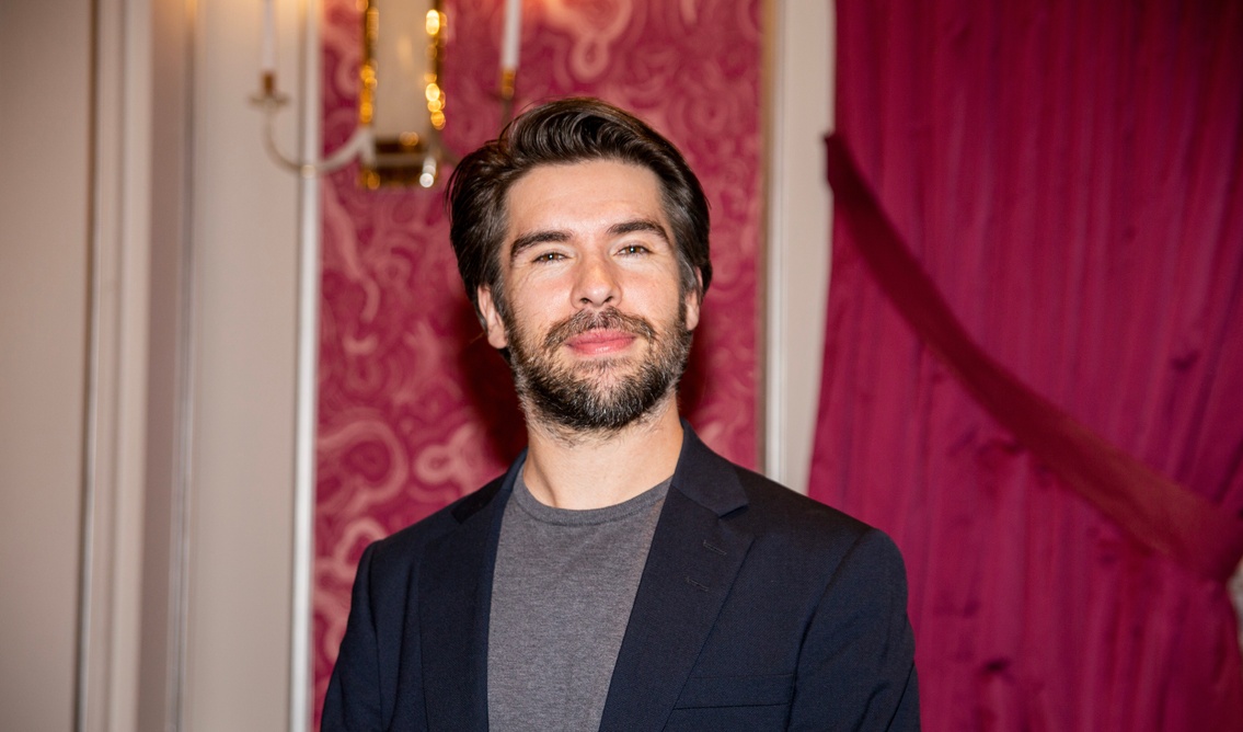 Le producteur de STAT lance des fleurs à l’autrice Marie-Andrée Labbé ...