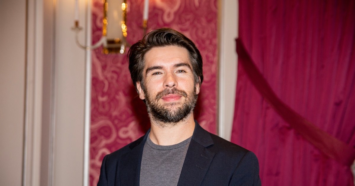 Le producteur de STAT lance des fleurs à l’autrice Marie-Andrée Labbé ...