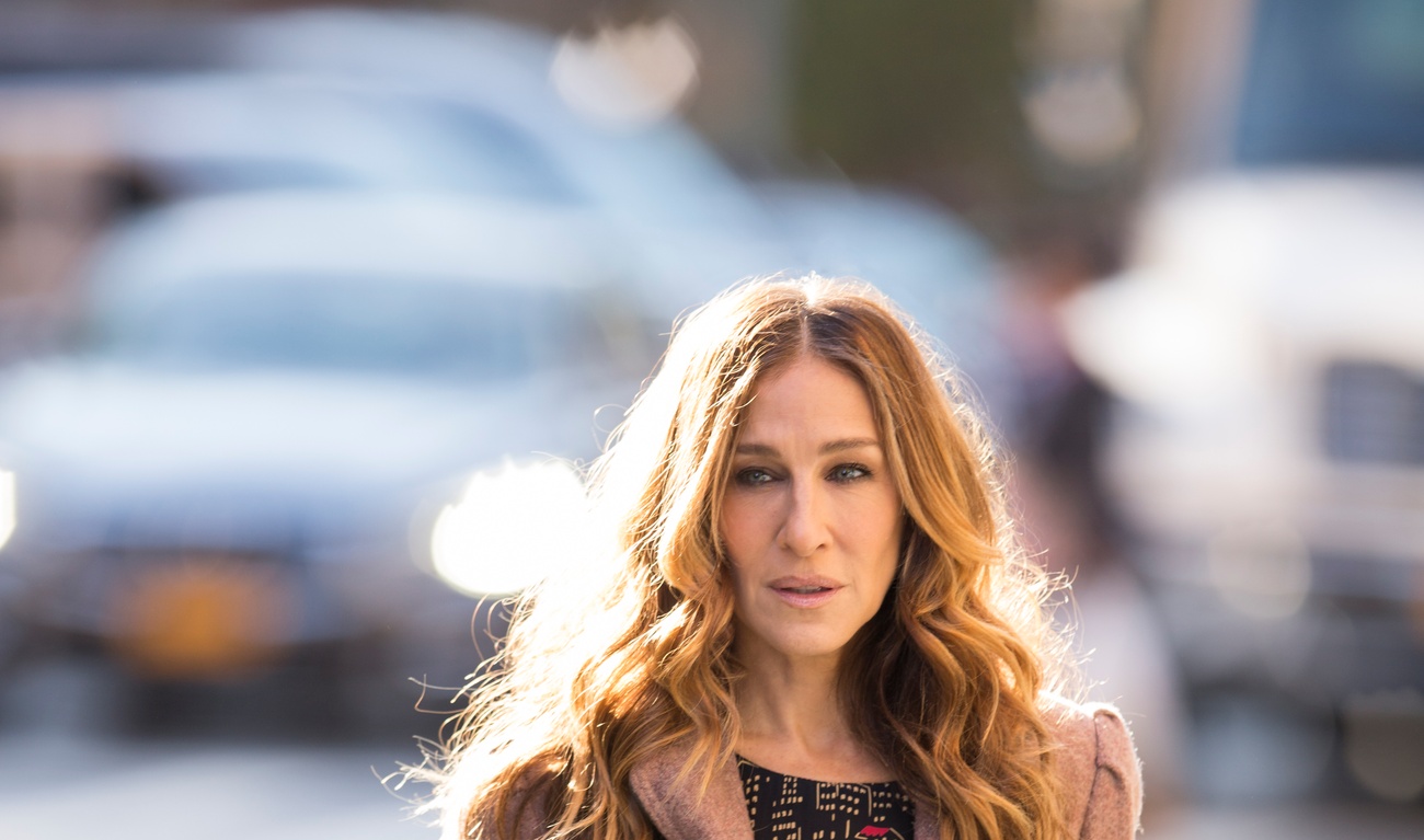 Sarah Jessica Parker toujours aussi chic dans sa nouvelle série Divorce ... Sarah Jessica Parker toujours aussi chic dans sa nouvelle série Divorce ...