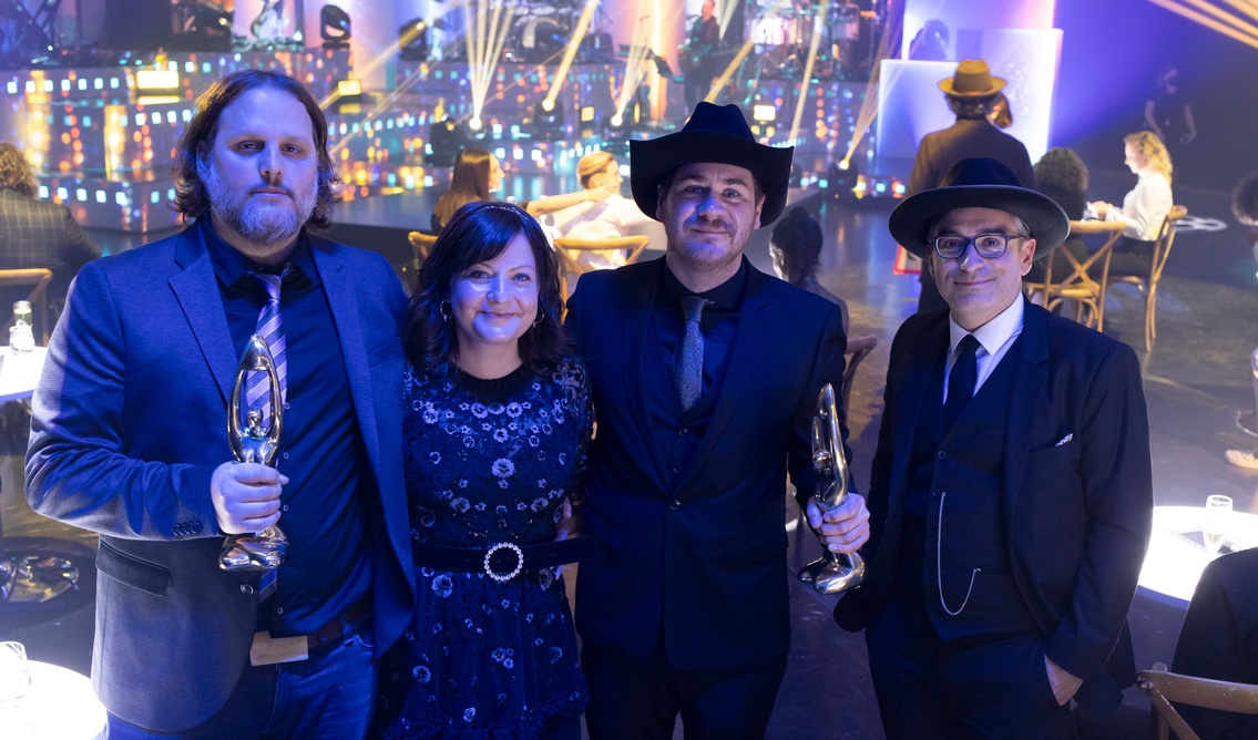 Les Cowboys fringants reprennent le même photo 20 ans plus tard au même ...