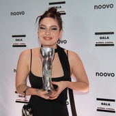 Kelly Depeault - Comédienne - Showbizz.net