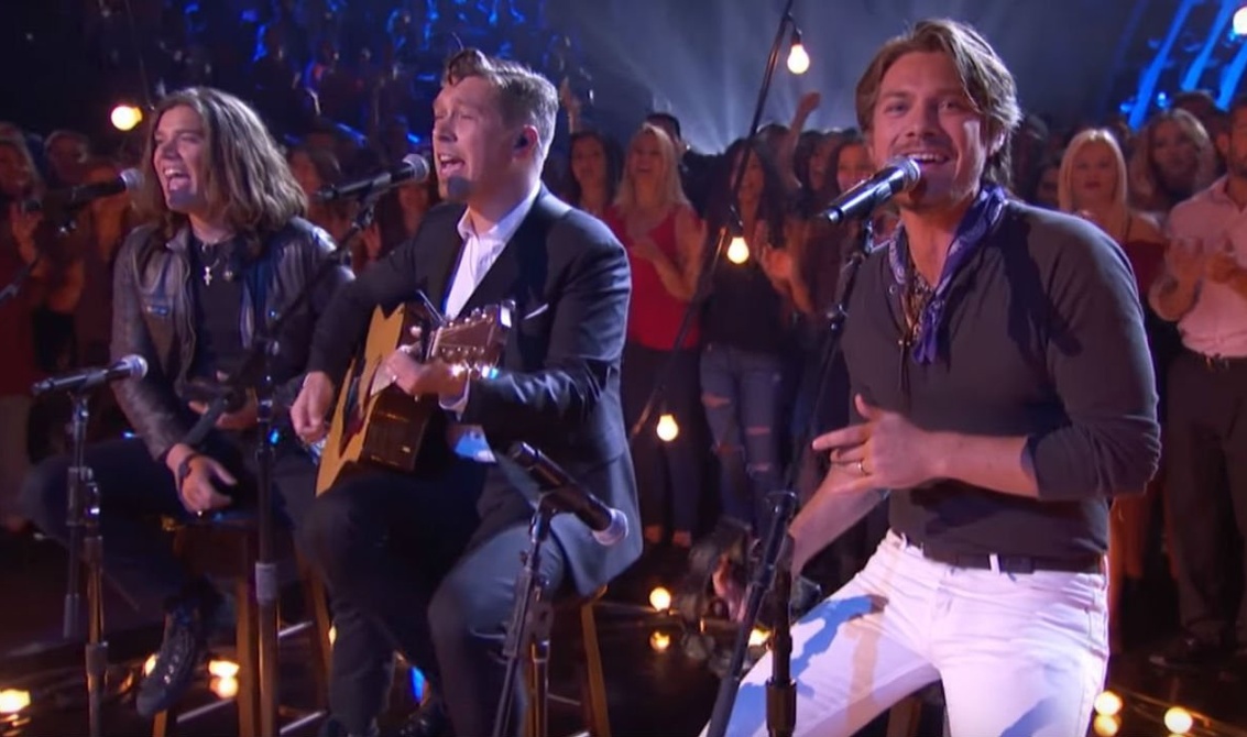 Les frères Hanson reprennent MMMBop 20 ans plus tard - Showbizz.net