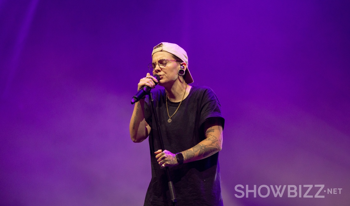 « À ma manière » : Écoutez l'excellente nouvelle chanson de Roxane ...