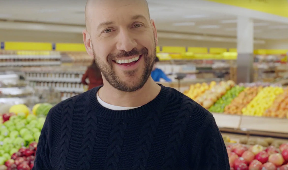 Martin Matte toujours aussi nigaud dans la seconde pub de MAXI ...