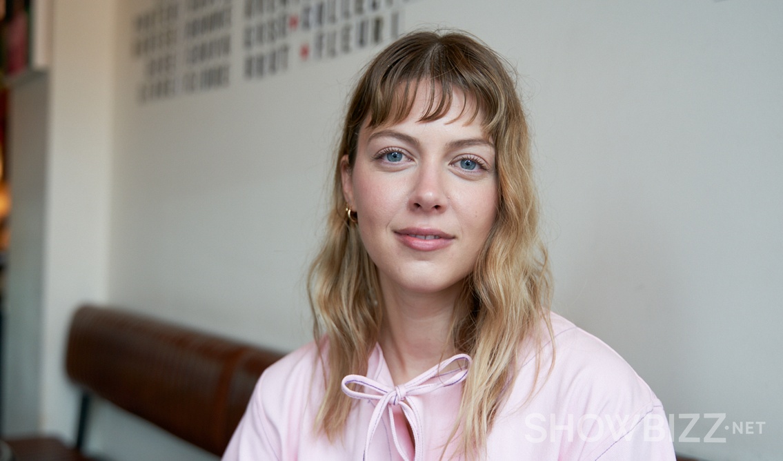 Catherine St-Laurent épate avec un look unique sur un tapis rouge - Showbizz.net