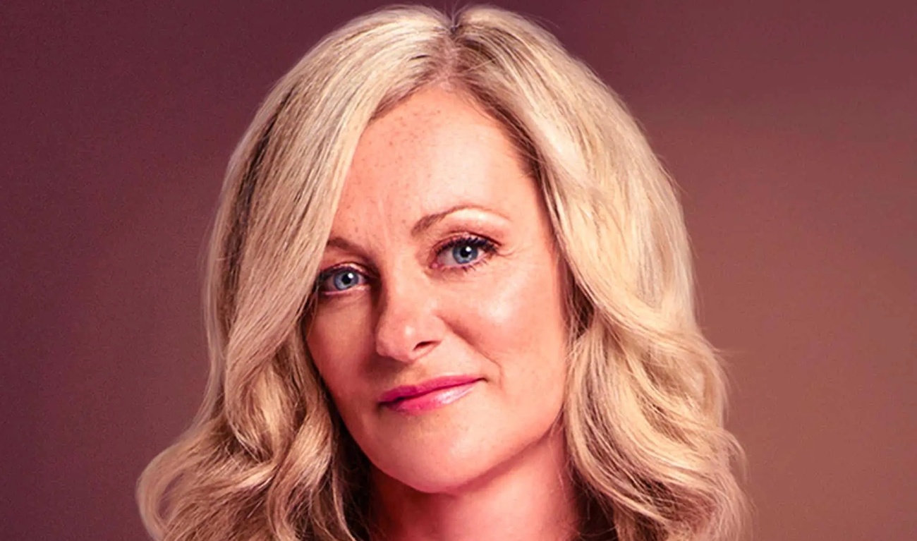 « Ma mère, ton père :» Sandy enfile une robe de princesse